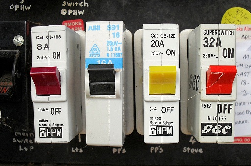 Difference Between Relay and Circuit Breaker