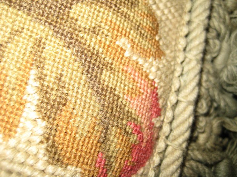 What is the Difference Between Needlepoint and Embroidery - Pediaa.Com What is the Difference Between Needlepoint and Embroidery - Pediaa.Com