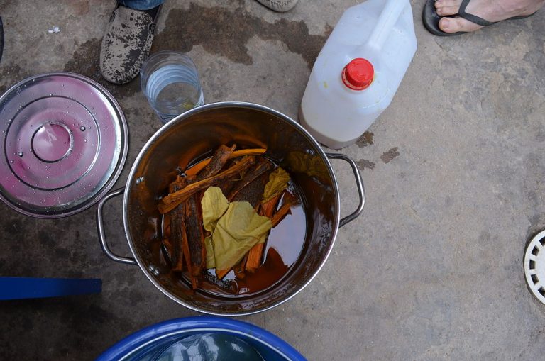 What is the Difference Between Infusion and Decoction - Pediaa.Com