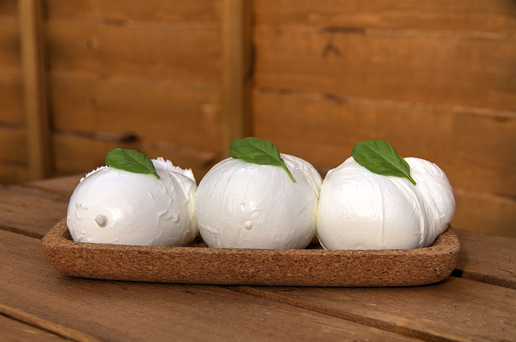What is the Difference Between Provolone and Mozzarella - Pediaa.Com